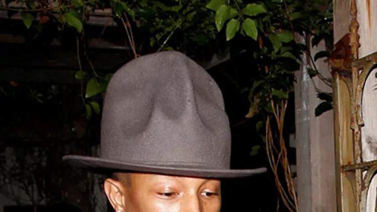Ο Pharrell Williams φοράει ξανά το signature καπέλο του | Celebrities ...