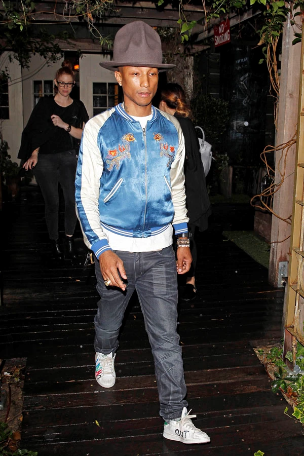 Ο Pharrell Williams φοράει ξανά το signature καπέλο του | Celebrities ...