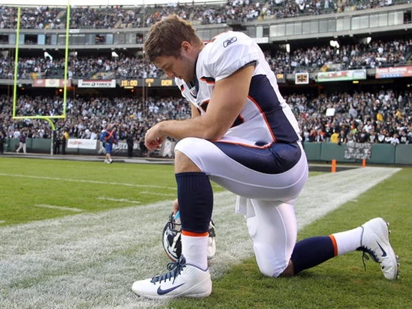 Tebowing: Το νέο trend του Hollywood; | Celebrities Ειδήσεις